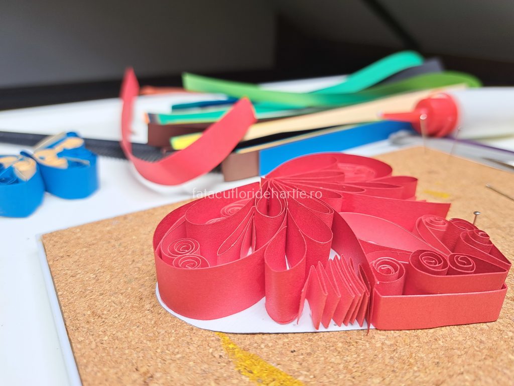 Tutorial: Inima din hartie, idee cadou martie / Tehnica quilling – Fata ...